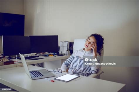 밤에의 자에 앉아서 태블릿을 통해 음악을 듣고 곱슬 갈색 머리와 피곤 사업가 사무실 인테리어 갈색 머리에 대한 스톡 사진 및 기타 이미지 Istock