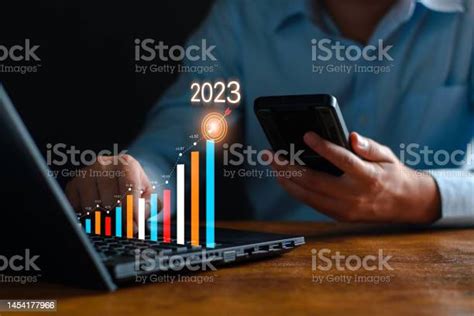 2023년 새해 회사의 성장 및 발전 차트 2023년 새해 계획 장기 투자 기회 도전 및 비즈니스 전략 성공과 동기 부여에 대한 개발 2023년에 대한 스톡 사진 및 기타