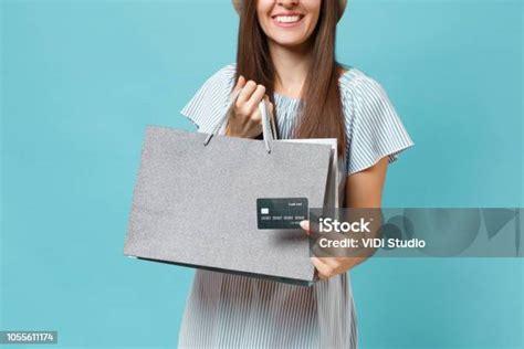 여름 드레스 들고 패키지에 자른된 웃는 예쁜 백인 여자 가방 쇼핑 후 구입을 닫습니다 그리고 은행 신용 카드 블루 파스텔 배경에 고립 광고에 대 한 공간을 복사 합니다