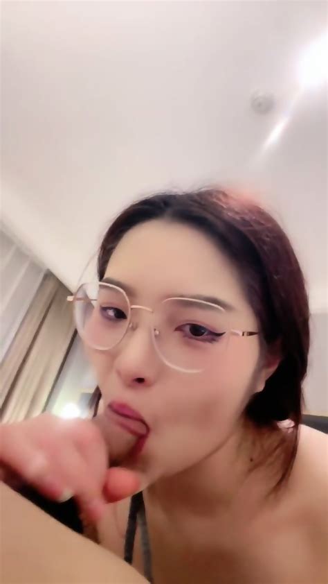 【白芊芊】戴眼镜的白富美女神酒店啪啪！我也想干她 2 Eporner