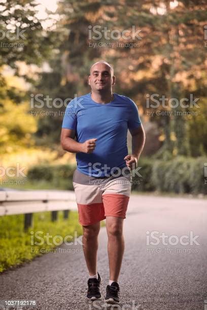 한 젊은 체중 사람 야외 자연 아스팔트도로에서 실행 전체 길이 총 자연입니다 국립 공원 Fruska 고 라 세르비아입니다 과체중에 대한 스톡 사진 및 기타 이미지 Istock