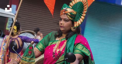 빨간색과 녹색 꽃 드레스를 입고 우산을 들고 있는 여자 사진 Unsplash의 무료 군중 이미지