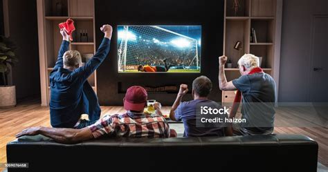 팬 들의 그룹 축구 순간 Tv와 거실에서 소파에 앉아 목표 축 하에 보고 있다 텔레비전에 대한 스톡 사진 및 기타 이미지