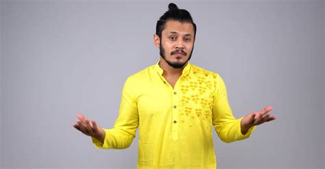 감정적인 고립 된 배경 긍정적 인 분위기 남성 모델 남쪽 아시아 노란색 대조 모델링 몸짓 문자 문화적 미드 샷 미소 짓는 밝은 상호 작용 생각하는