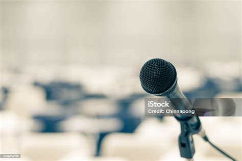 세미나 교실 강의실 타운홀 미팅 또는 교육 비즈니스 이벤트의 컨퍼런스 포럼에서 마이크 청중 또는 학생 좌석이 있는 코칭 호스트 또는 교사를 위한 음성 스피커 강당에 대한