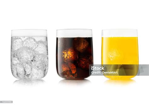 오렌지 소다와 레모네이드가 든 콜라 청량 음료가 든 3 개의 큰 안경과 흰색에 얼음 조각이 있습니다 각얼음에 대한 스톡 사진 및 기타 이미지 Istock