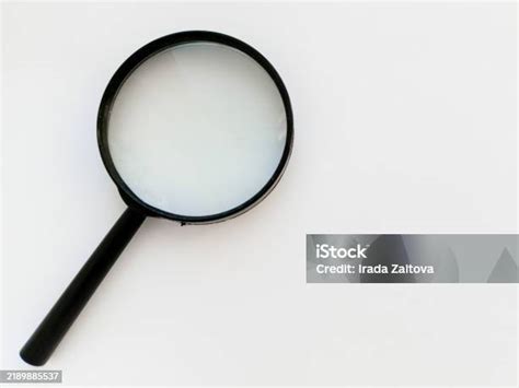 흰색 배경에 검은색 돋보기입니다 텍스트를 위한 빈 공간입니다 연구 작업 과학 연구 배경 법정 전문 지식 의학 연구 0명에 대한 스톡 사진 및 기타 이미지 Istock