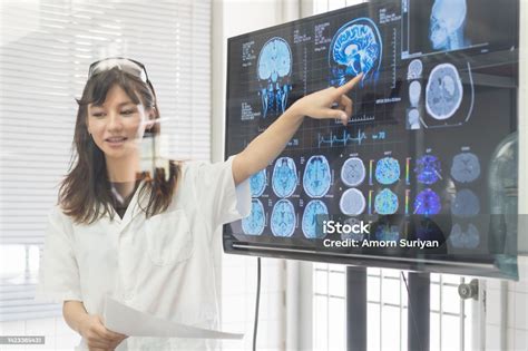 Mri를 보여주는 디지털 모니터에 환자의 엑스레이 필름 뇌 인간을 제시하는 여성 의사 Ct는 뇌 이미지를 스캔합니다 신경과의사에 대한 스톡 사진 및 기타 이미지 Istock