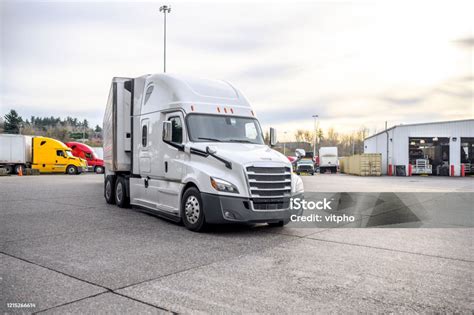 대형 장비 보닛 세미 트럭 리퍼 세미 트레일러는 행과 트럭 유지 보수 상자에 서 또 다른 세미 트럭과 넓은 트럭 정지 주차장에 주위를 돌고 트럭에 대한 스톡 사진 및 기타