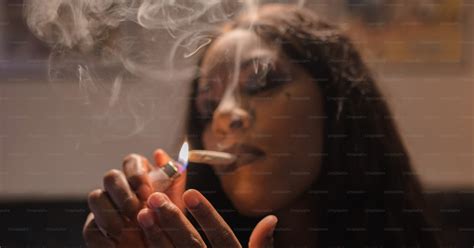 거실에서 담배를 피우는 여자 사진 Unsplash의 라이터 이미지
