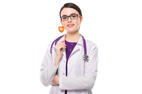 청진 기 화이트에 그녀의 손에 흰색 바탕에 균일 한 마음을 들고와 젊은 여자 의사 Stem 주제에 대한 스톡 사진 및 기타 이미지 Stem 주제 개념 건강 진단