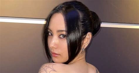 나나 타투 가득 뒤태 파격 노출 [td ]