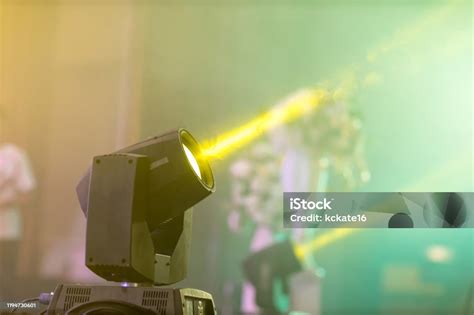 연기 무대 조명에 밝은 빔과 경치 좋은 스포트 라이트 그런 지 벽에 연기와 극장 스포트 라이트 콘서트 조명 배경입니다 0명에