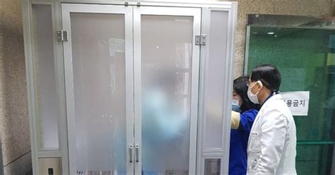 1분만에 소독 끝 코로나 검사부스시작은 의사의 종이 그림