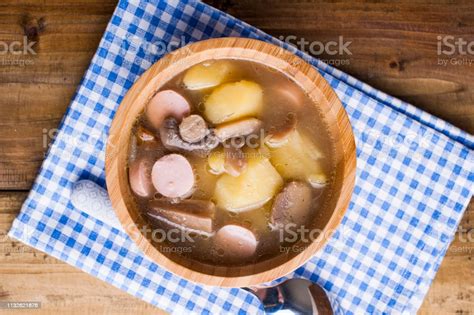 그릇에 나무 배경에 소시지와 감자 수프 전통적인 독일 소박한 수프입니다 소박한 스타일의 사진입니다 텍스트를 위한 여유 공간 개념에 대한 스톡 사진 및 기타 이미지 Istock