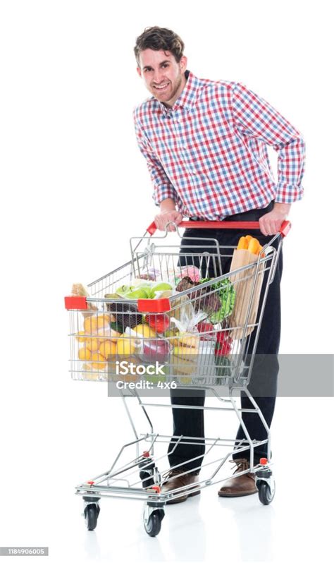 전체 길이1 인전면 2029 세 성인 잘 생긴 젊은 남자남성 앞에 서 흰색 배경 착용 깅감청바지 웃고행복쾌활 한 쇼핑구매소매 20 29세에 대한 스톡 사진 및 기타 이미지