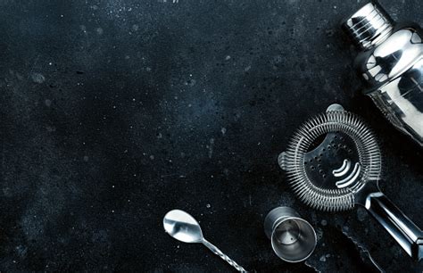 칵테일을 만들기위한 스틸 바 도구 및 액세서리 셰이커 지거 스트레이너 숟가락 집게 진흙 투성이 알코올 음료 및 음료 준비 개념 검은 색 배경 상단보기 복사 공간 작업 장비에