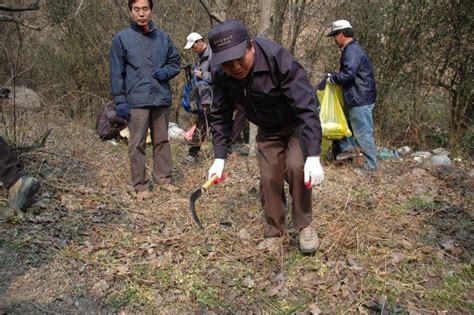 [노무현사료관] [봉하마을 청소하는 날 낫을 들고 청소하는 노무현 전 대통령]