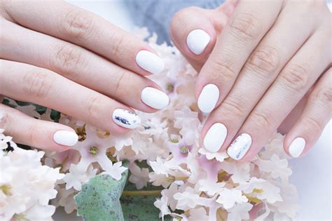 여자의 손에 매력적인 매니큐어입니다 세련 된 네일 아트와 자연 손가락 손톱 네일아트에 대한 스톡 사진 및 기타 이미지 네일아트 매니큐어 미용술 매니큐어 화장품