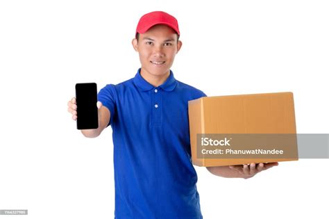 아시아 배달 남자는 흰색 배경에 고립 된 갈색 소포 또는 골판지 상자를 수행 갈색에 대한 스톡 사진 및 기타 이미지 갈색 고객 공란 Istock