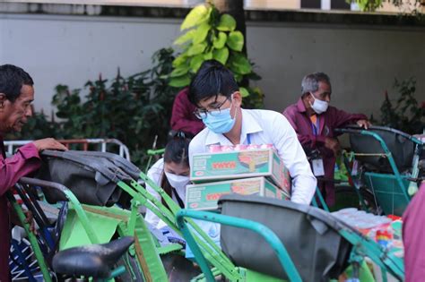 តំណាងលោក ឃួង ស្រេង ផ្ដល់អំណោយសប្បុរសធម៌ ជូនសមាជិកមូលនិធិស៊ីក្លូ នៅរាជធានី៣០០ នាក់