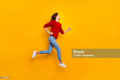 높은 돌진 쇼핑 착용 니트 풀오버 고립 된 노란색 배경을 점프 하는 재미 여자의 전체 길이 사진 측면 보기에 대한 스톡 사진 및 기타 이미지 Istock