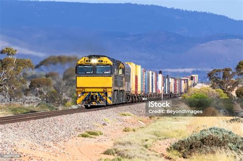 오스트레일리아 아웃백에서 빠른 속도로 트윈 디젤 기관차 및 컨테이너 화물 열차 호주에 대한 스톡 사진 및 기타 이미지 호주