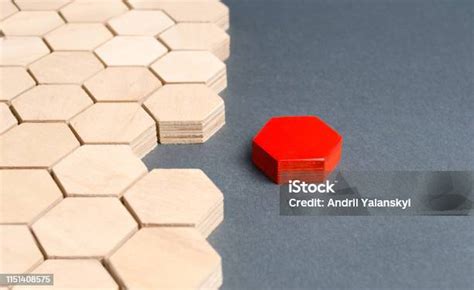 다른 항목에서 빨간색 항목의 연결이 끊어집니다 육각형 전체 또는 연결 부품에서 부품을 분리 하는 개념 비즈니스 프로세스 논리적 구조 완벽 주의 새로 만들기 분리에 대한 스톡