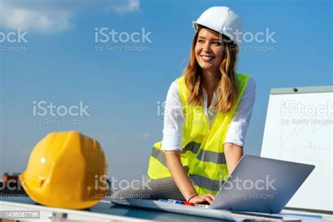 건설 현장에서 일하는 엔지니어 또는 건축가 여성의 건설 개념 건설 산업에 대한 스톡 사진 및 기타 이미지 건설 산업 건설 현장 여자 Istock