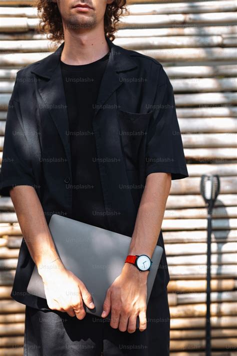 손에 노트북 컴퓨터를 들고 있는 남자 사진 Unsplash의 남성 이미지