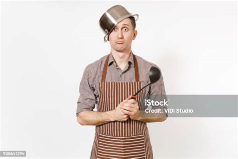 국자 실버 스테인레스 광택 알루미늄 빈 Stewpan 팬 또는 흰색 배경에 고립 된 머리에 줄무늬 앞치마에 재미 미친 남자 남자가 정부 또는 Houseworker입니다 주방