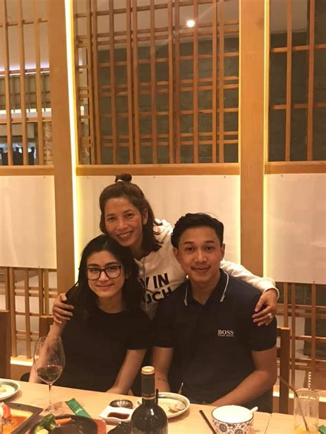 မကြာခင်မှာ ခွဲခွာရတော့မယ့် သားနဲ့ချွေးမလေးကို ညစာလိုက်ကျွေးရင်း နှုတ်ဆက်ပွဲပြုလုပ်ပေးခဲ့တဲ့ ယွန