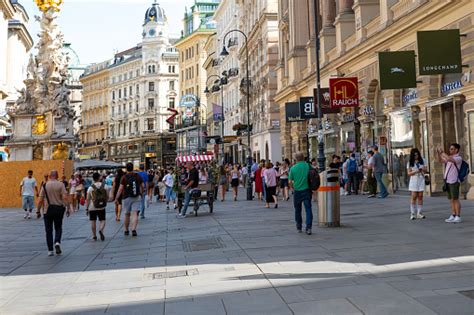 비엔나의 보행자 Graben 거리 제국의 유산이 현대 도시 생활을 만납니다 전염병 기둥 다양한 군중 여행 시내 중심 랜드마크 오스트리아 비엔나 2024년 8월 1일 거리에