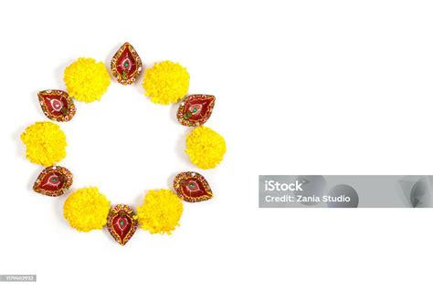 해피 디왈리 디파발리 빛 축제 축제 동안 점토 디야 램프 조명 흰색 배경에 다채로운 전통적인 오일 램프 Diya 텍스트의 공간을 복사합니다 0명에 대한 스톡 사진 및 기타
