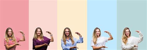 다채로운 줄무늬에 아름 다운 젊은 여자의 콜라주 배경 손으로 크고 큰 크기 표시 측정 기호를 보여주는 몸짓 고립 카메라를 보고 웃 고 측정 개념입니다 개념에 대한 스톡 사진