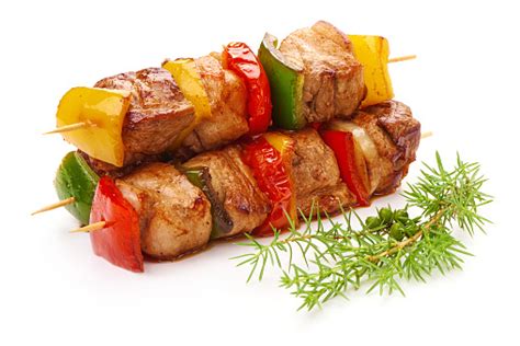 시쉬 케밥 바비큐 바베큐 구운 돼지 고기 꼬치 흰색 배경에 고립 된 야채 클로즈업 고기에 대한 스톡 사진 및 기타 이미지 고기 굽기 기체 물리 구조 Istock