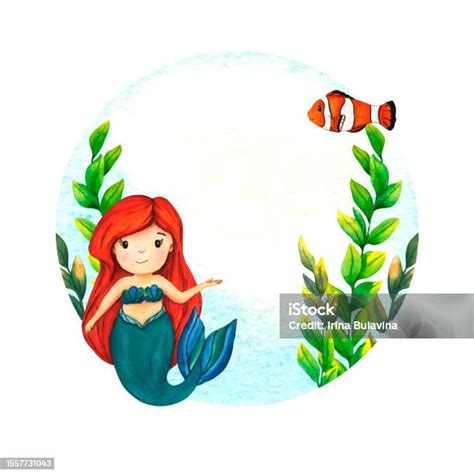 프레임 수채화 녹색 해초 귀여운 인어 파란 거품에 만화 광대 물고기 하얀 배경에 고립된 바다 캐릭터 손으로 그린 삽화 수중 잔디