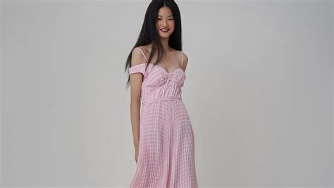 Tampil Feminin Dengan Rekomendasi Outfit Pink
