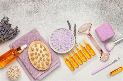 라벤더 화장품 배경 해수 소금 석영 얼굴 롤러 나무 브러시와 꽃 아로마테라피 스파 맨 위 보기 플랫 레이 공간을 복사합니다 0명에 대한 스톡 사진 및 기타 이미지 Istock