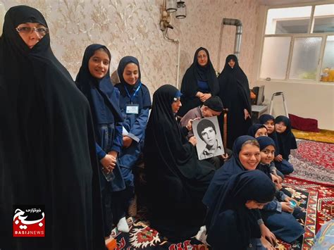 دیدار دانش آموزان مدرسه حضرت فاطمه س، با خانواده شهید محمد سبک رو تصاویر