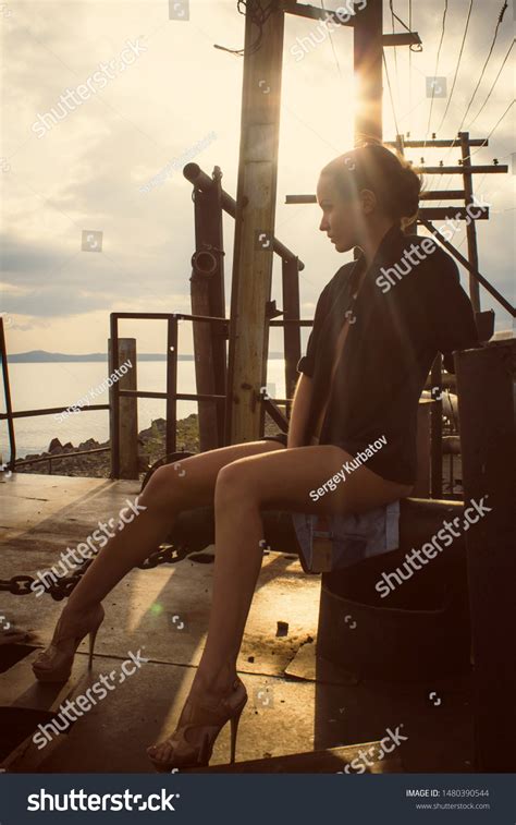Filles Nues à La Plage Complètement Nue Au Soleil Et Petits Seins