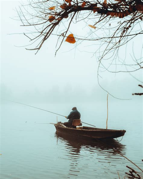 무료 사진 어 부 낚시 보트 가 낚시 장비 아침 안개 감기 물 보트 바다