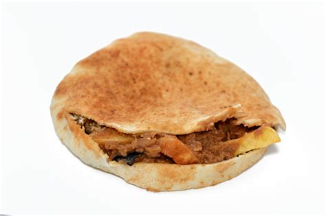 감자 튀김 손가락 으깬 파바 콩 튀긴 가지 이집트 팔라 펠 그린 버거 삶은 계란 및 타히니를 섞어 이집트 전통 다이너마이트 샌드위치 인 샤미 플랫 브레드에 속을 채웠습니다