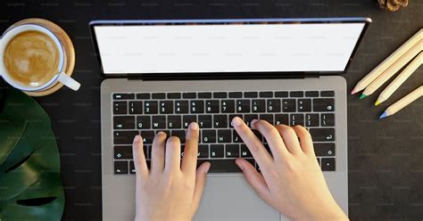 탑 뷰 여성 손 타이핑 노트북 가죽 어두운 책상에 커피 머그잔이 있는 노트북 키보드에 타이핑하는 여성 손 사진 Unsplash의 몬스 테라 이미지