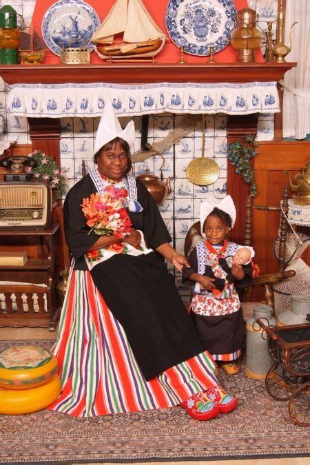 Tourists Photographed In Dutch Costume Foto In Volendam Kostuumnl