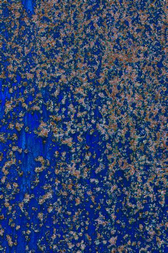 녹 패치와 부식이 흩어져 있는 파란색으로 칠해진 금속 표면을 클로즈업하여 산업 그런지 또는 질감이 있는 배경에 이상적입니다 0명에 대한 스톡 사진 및 기타 이미지 Istock