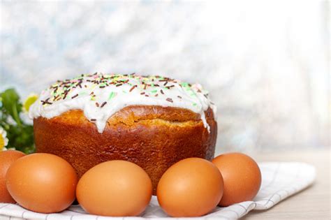 부활절 케이크와 색의 달걀 노란 꽃이 배경에 있습니다 휴일 음식과 부활절 개념입니다 선택적 초점 Copyspase 0명에 대한 스톡 사진 및 기타 이미지 Istock