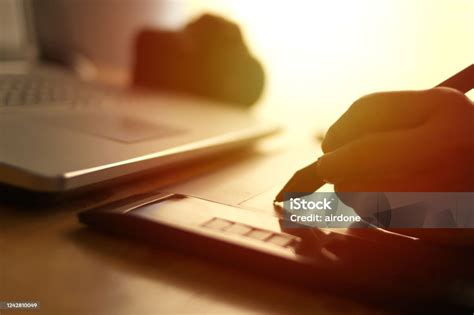 랩톱 컴퓨터 와 펜타블 그래픽 태블릿에서 작업 익명 디자이너 흐릿한 실루엣 그래픽 디자이너에 대한 스톡 사진 및 기타 이미지