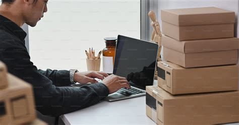 온라인 구매 쇼핑 주문을 받고 확인하는 노트북을 사용하는 자른 샷 비즈니스 소유자 사진 Unsplash의 태국 이미지