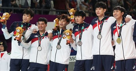 기뻐하는 남자 배구 선수들